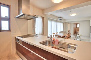 Quarto Familiar, 3 quartos | Kitchenette privada | Um frigorífico, um micro-ondas, uma chaleira elétrica 