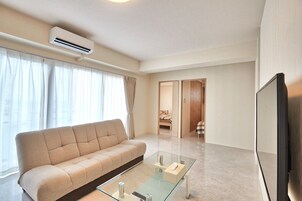 Quarto família, 3 quartos | Sala de estar | TV de tela plana