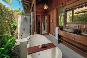 Jivana One Bedroom Villa | Casa de banho | Uma combinação polibã/banheira, uma banheira de hidromassagem 