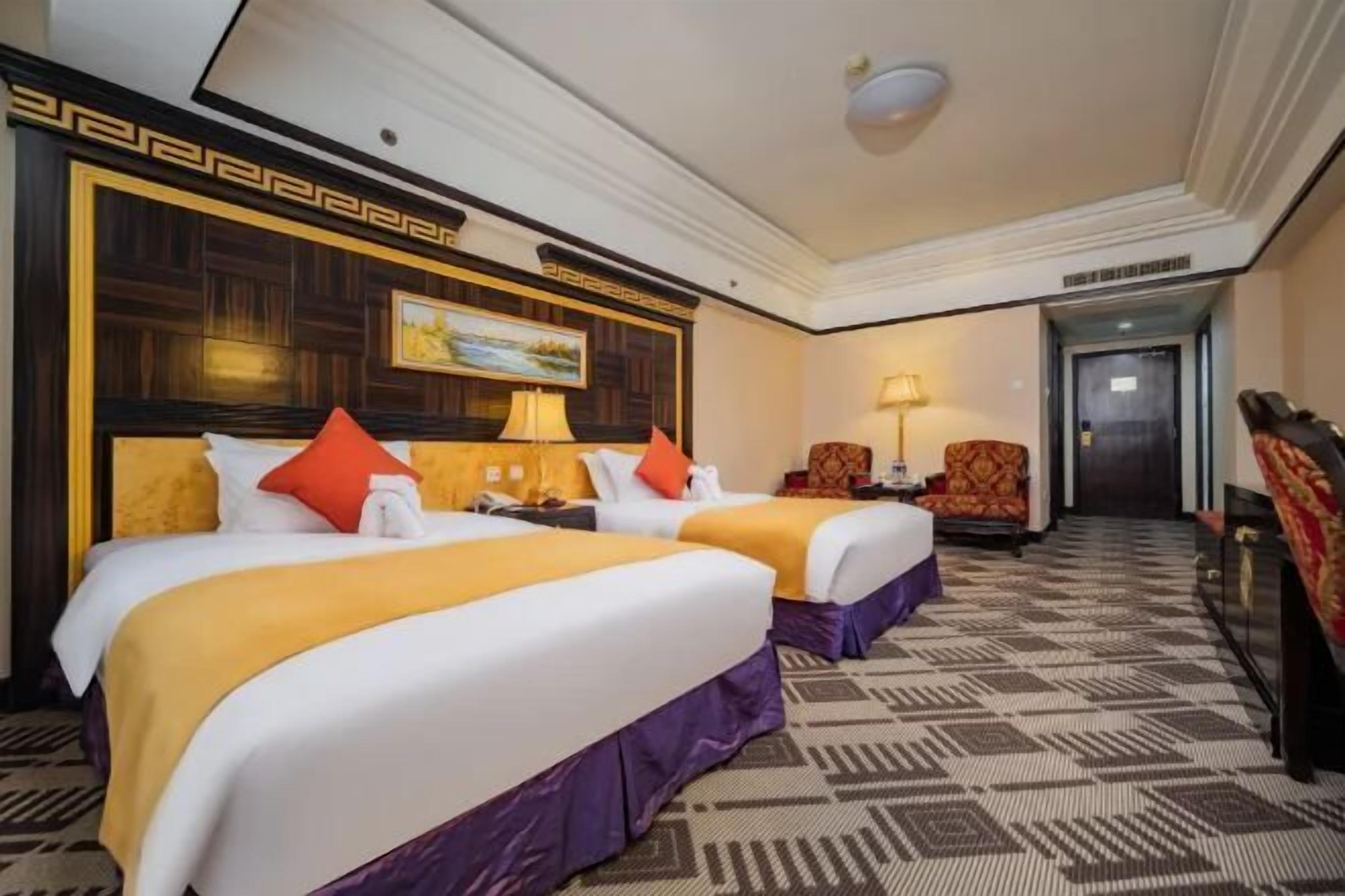 Frigobar, cofres nos quartos, escrivaninha, cortinas blackout