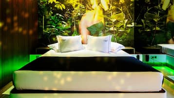 Suite, banheira de hidromassagem | Roupa de alta qualidade, secretária, quartos insonorizados
