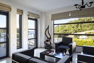 Villa Premier, 2 quartos, piscina privativa, vista para a praia | Sala de estar | TV de ecrã plano, consola de videojogos, leitor de DVD, computador 