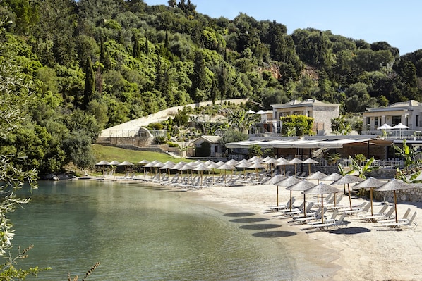 Praia particular, espreguiçadeiras, guarda-sóis, toalhas de praia