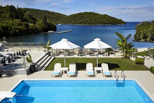 Villa Elite, 4 quartos, piscina privativa, vista para a praia | Piscina exterior | 3 piscinas exteriores, guarda-sóis, espreguiçadeiras 