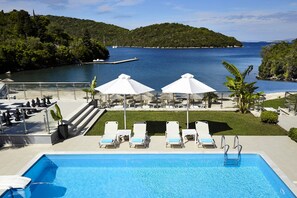 Vila elite, 4 quartos, piscina particular, vista para a praia | Piscina externa | 3 piscinas externas, guarda-sóis, espreguiçadeiras