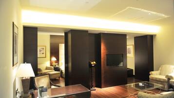 Suite Executiva | Cofre no quarto, secretária, cortinas/cortinados opacos, Wi-fi grátis