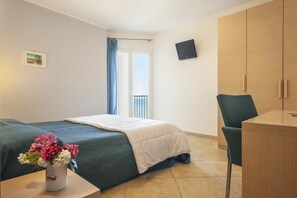 Apartamento, 2 quartos | Cofre no quarto, secretária, cortinas/cortinados opacos 