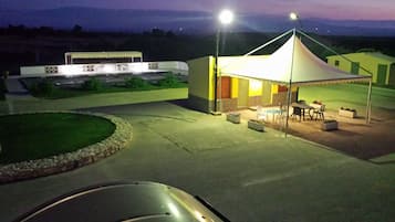 Fachada da propriedade à noite