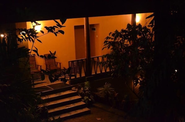 Fachada do alojamento (tarde/noite)