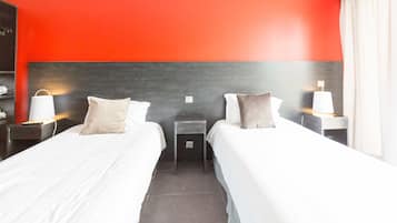 Quarto Twin, 2 camas individuais | Cofre no quarto, secretária, cortinas/cortinados opacos