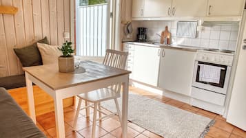 Apartamento Básico, 1 quarto | Cozinha privada | Um frigorífico/congelador grande, um micro-ondas, um forno