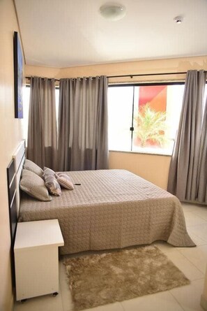 Quarto Duplo | Minibar, secretária, cortinas/cortinados opacos, ferro/tábua de engomar 