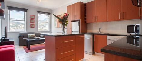 Apartamento Comfort, 1 quarto | Cozinha privada | Um frigorífico, um micro-ondas, um forno, uma placa de cozinha