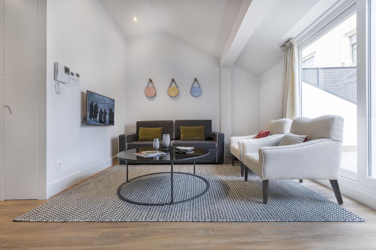 Apartamento Premium, 3 quartos | Sala de estar | TV de ecrã plano
