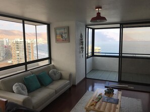 Apartamento, 1 quarto | Sala de estar | TV de ecrã plano, leitor de DVD