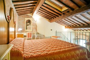 Cofres nos quartos, berços (sobretaxa), Wi-Fi de cortesia, roupa de cama