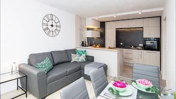 Apartamento, 2 quartos | Kitchenette privada | Um frigorífico, um forno, uma placa de cozinha, uma chaleira elétrica