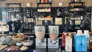 Pequeno-almoço tipo buffet diário (95 DKK por pessoa)