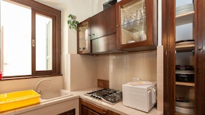 Apartamento, 1 quarto | Cozinha privada | Geladeira, micro-ondas, fogão, cooktop