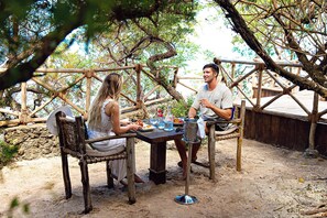 Pequenos-almoços, almoços, jantares servidos, com vista para a praia 