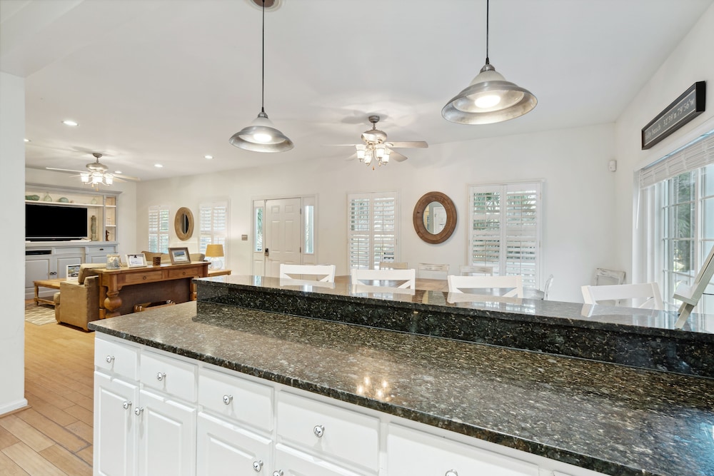 Screen Porch, Gas Grill, 2.5 Blocks To Downtown, Loft/game Room - Beauty And The Beach! - Folly Beach, SC