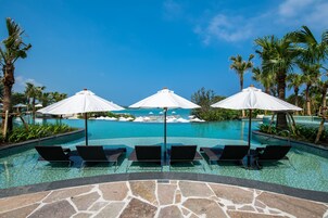 Piscina interna, piscina externa sazonal, barracas, guarda-sóis