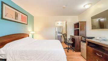 Quarto, 1 cama queen-size, fumadores | Secretária, ferro/tábua de engomar, Wi-fi grátis