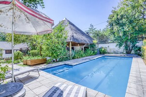 Piscina exterior, toldos gratuitos, guarda-sóis