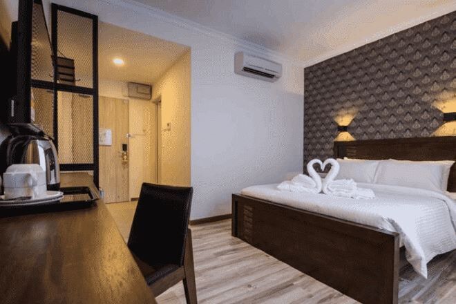 Escrivaninha, ferros/tábuas de passar roupa, berços grátis