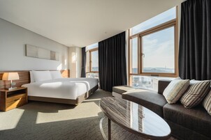 Suíte júnior | Roupas de cama premium, edredons de pluma, cofres nos quartos