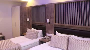 Quarto Triplo Standard | Minibar, cofre no quarto, secretária, Wi-fi grátis