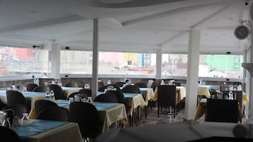 Café da manhã com buffet grátis todos os dias