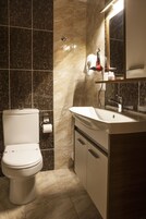 Quarto casal ou duplo standard | Banheiro | Chuveiro, produtos de toalete grátis, secador de cabelo 