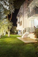 Fachada da propriedade à noite