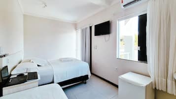 Suite Básica | 1 quarto, minibar, cortinas/cortinados opacos, roupa de cama fornecida
