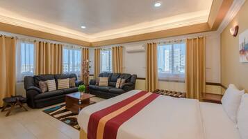 Quarto casal ou duplo luxo, para não fumantes | Área de estar | TV LED 10 polegadas com canais a cabo, TV