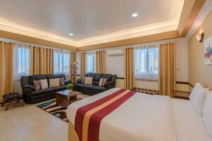 Quarto Duplo ou Twin Deluxe, não fumadores | Sala de estar | Televisor LED de 10 polegadas com canais por cabo, televisor 