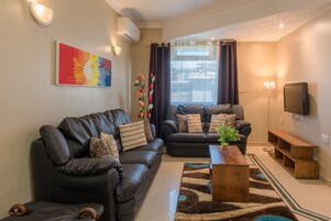 Apartamento, 2 quartos, não fumadores | Sala de estar | Televisor LED de 10 polegadas com canais por cabo, televisor 