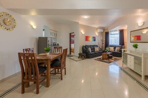 Apartamento, 2 quartos, não fumadores | Refeições no quarto