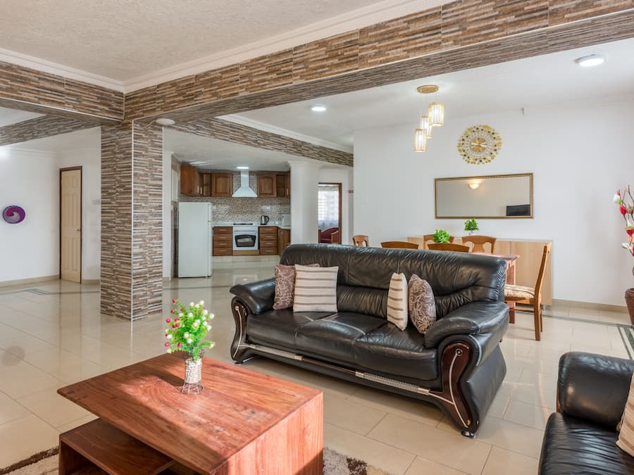 Apartamento, 2 quartos, não fumadores | Sala de estar | Televisor LED de 10 polegadas com canais por cabo, televisor