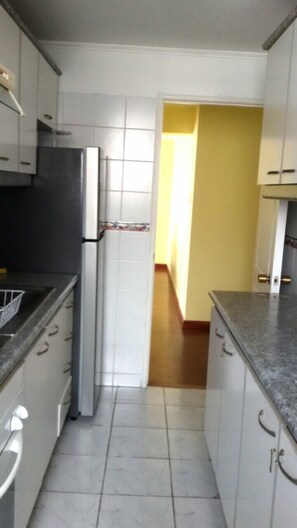 Apartamento, 2 quartos | Cozinha privada | Geladeira, micro-ondas, cafeteira/chaleira