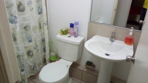 Apartamento, 3 quartos | Casa de banho | Um polibã, toalhas fornecidas 