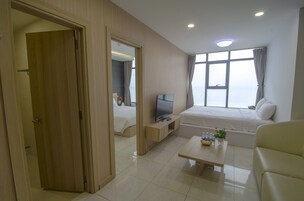 Apartamento, 2 quartos, vista para o mar | Escrivaninha, ferros/tábuas de passar roupa, Wi-Fi de cortesia