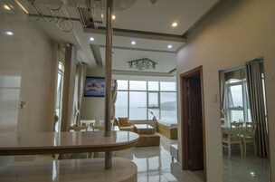 Apartamento, 1 quarto, vista para o mar | Escrivaninha, ferros/tábuas de passar roupa, Wi-Fi de cortesia