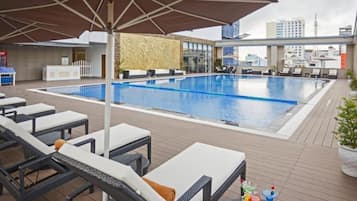 Terraço com espreguiçadeiras