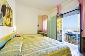 Quarto triplo superior | Cofres nos quartos, escrivaninha, Wi-Fi de cortesia, roupa de cama