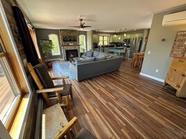 Casa Premier, 5 quartos, vista para a montanha, junto à montanha | Sala de estar | TV de ecrã plano, lareira, Netflix, Hulu 
