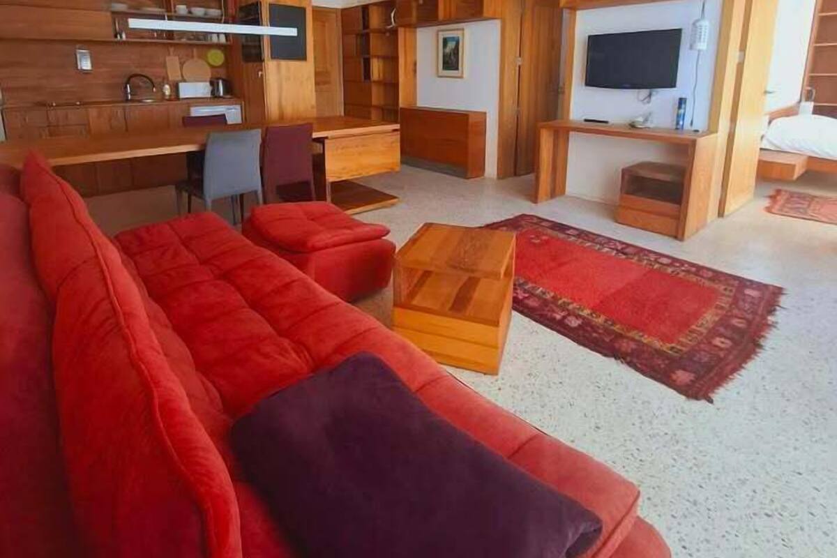 Apartamento superior | Área de estar | TV de tela plana