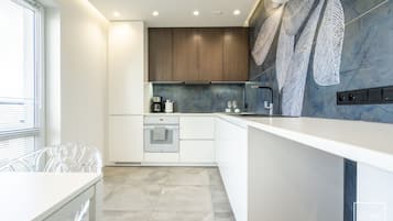 Apartamento exclusivo, 3 quartos | Cozinha privada | Fogão, cooktop, lava-louças, chaleira elétrica
