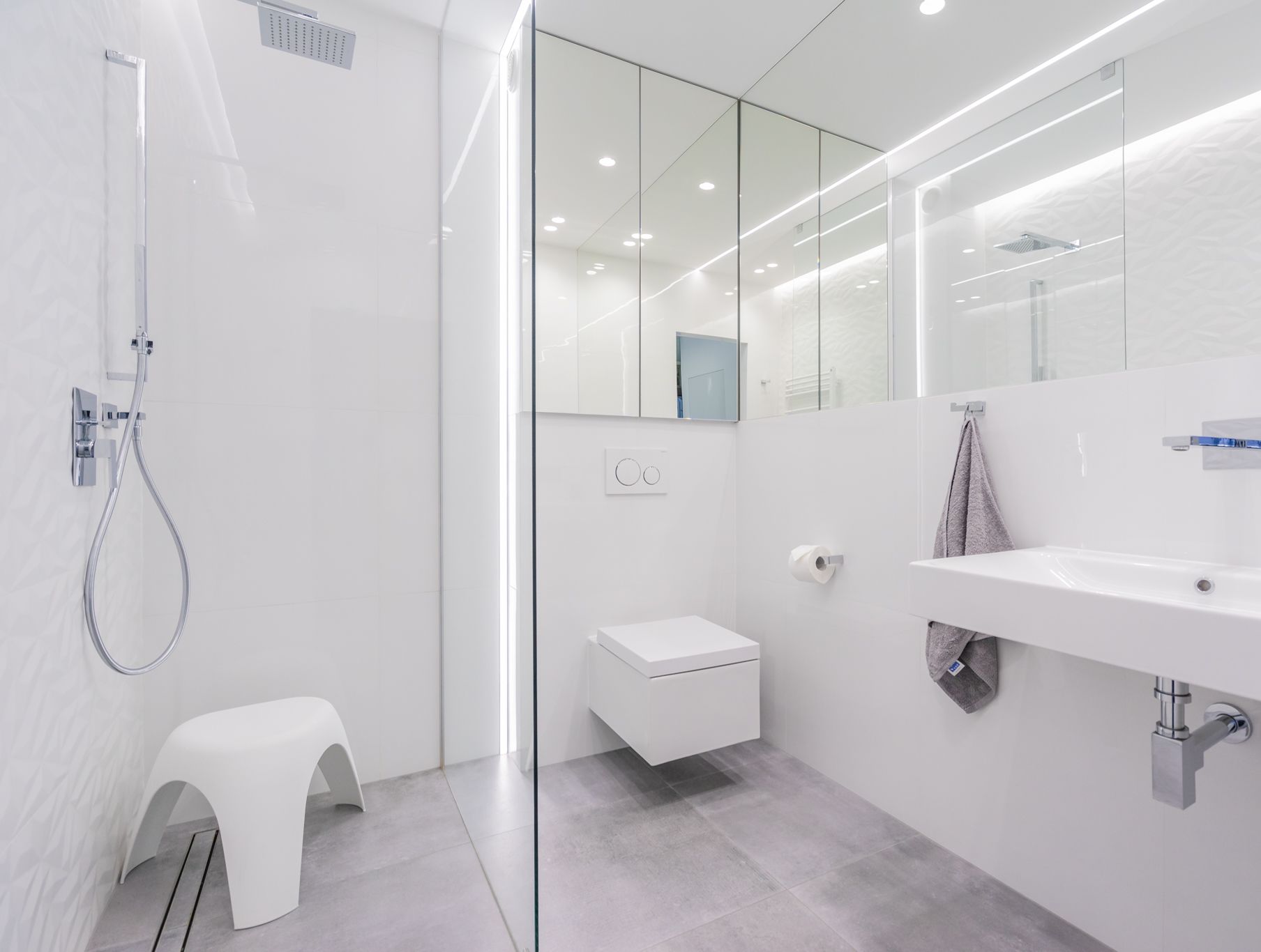 Apartamento superluxo, 3 quartos | Banheiro | Chuveiro, chuveiro com efeito de chuva, secador de cabelo, chinelos